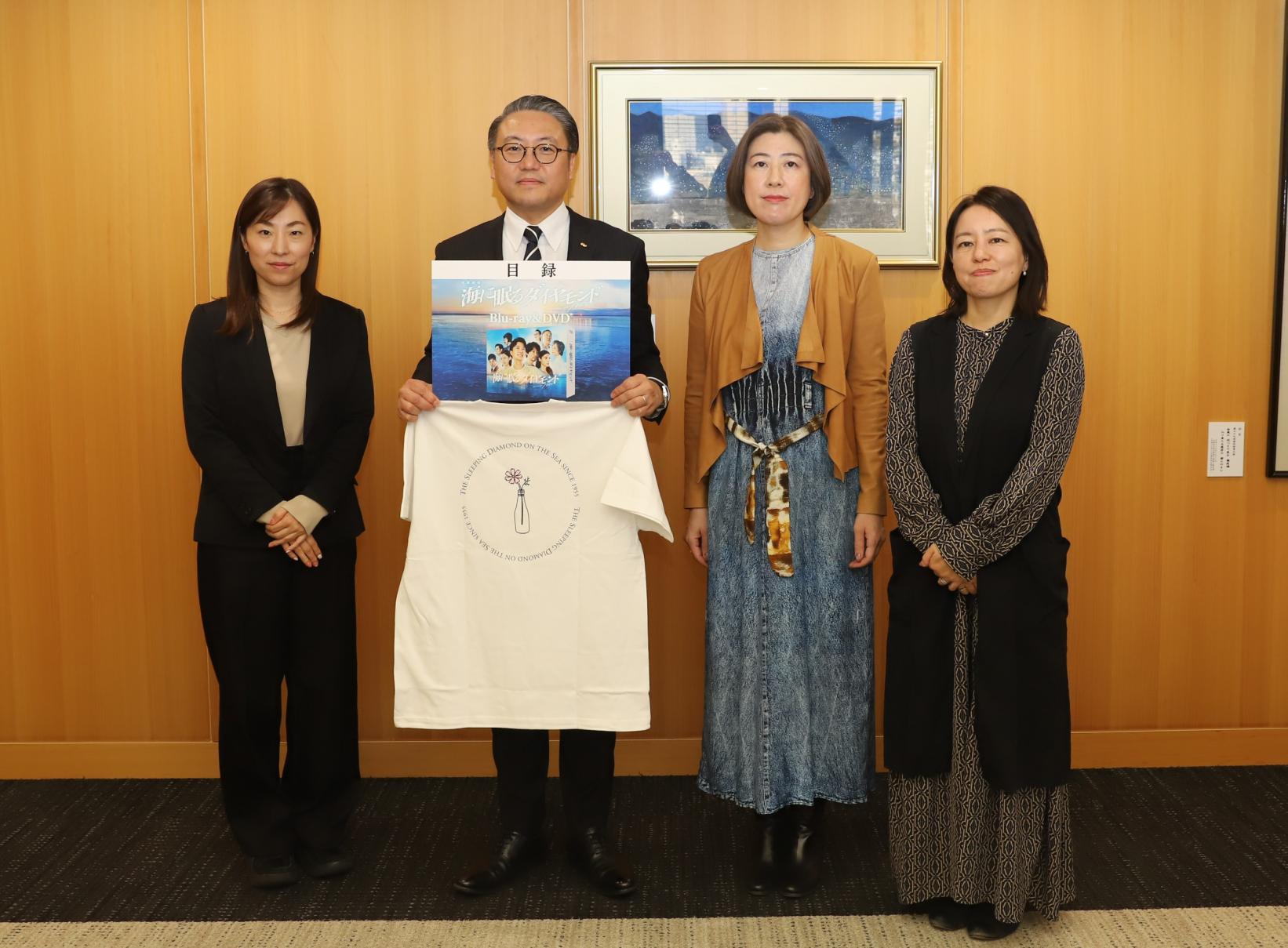 ドラマ『海に眠るダイヤモンド』脚本家・野木亜希子氏ほか知事表敬｜九州への旅行や観光情報は九州旅ネット