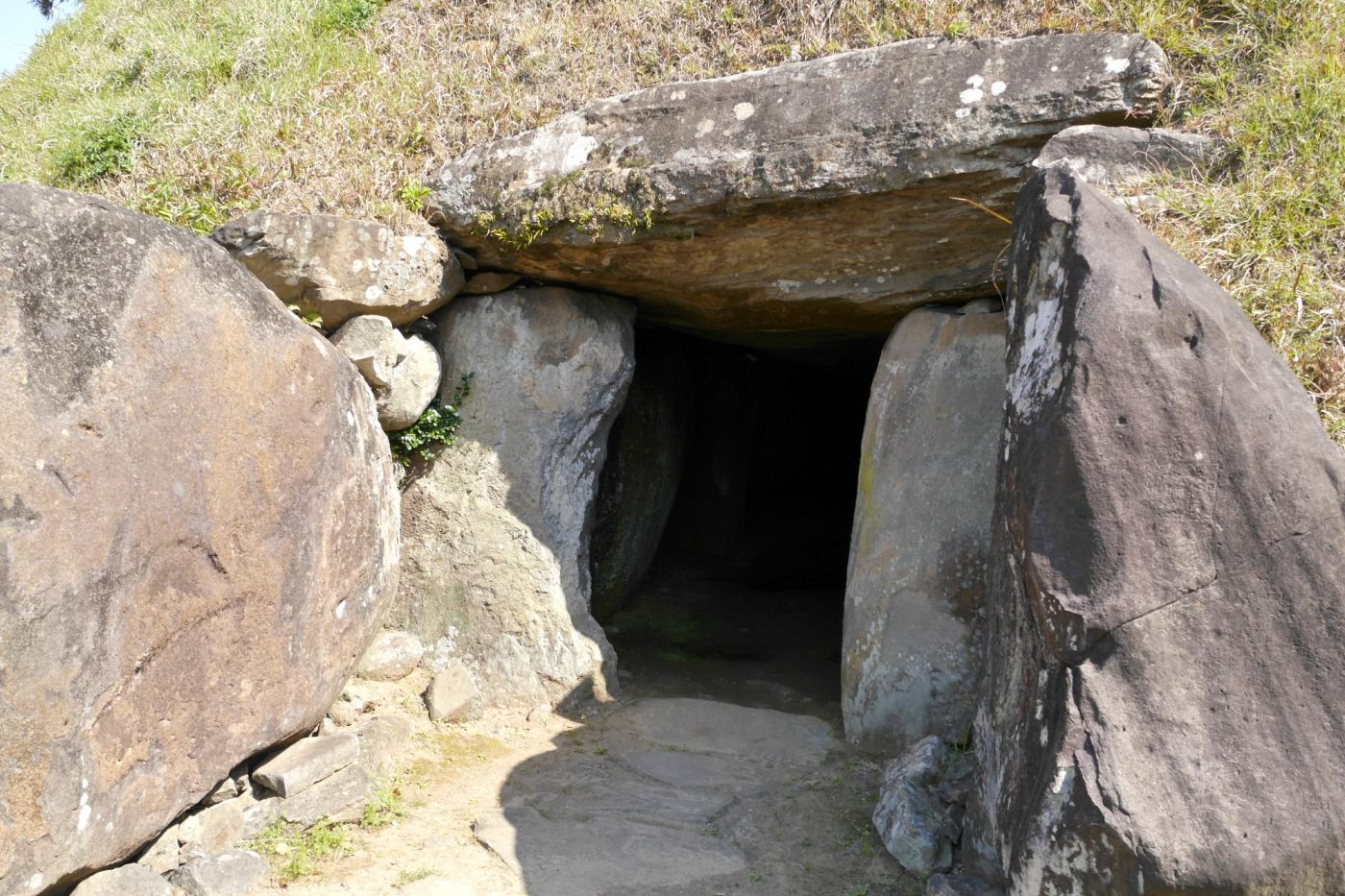 Kakegi Kofun（Tumulus） | See & Do | DISCOVER NAGASAKI/The Official ...